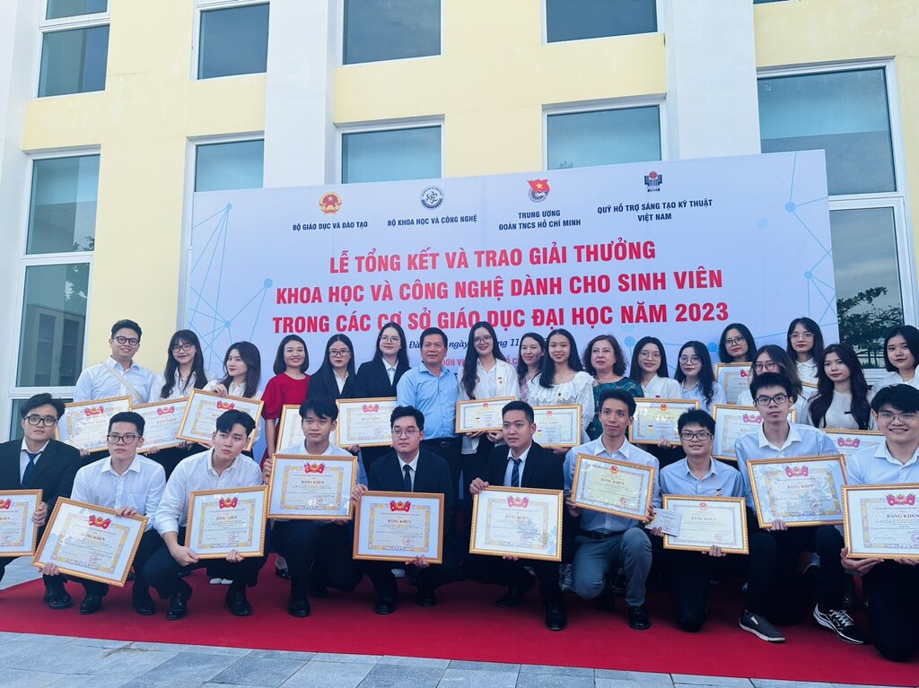 Hành trình chinh phục Giải Nhất NCKH Cấp Bộ năm 2023 của nhóm sinh viên ...